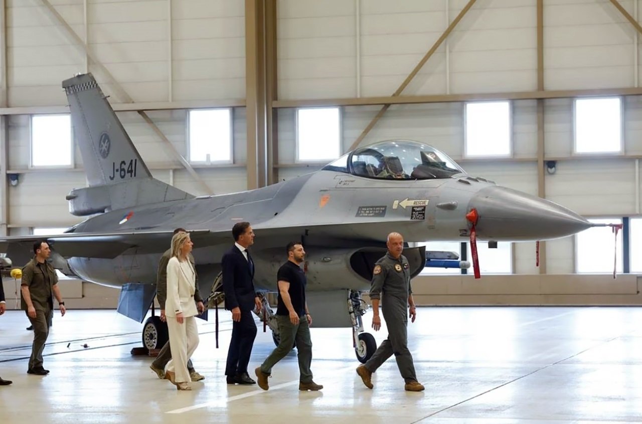 Ukrainian pilots begin training on much sought after F-16 fighter jets ...