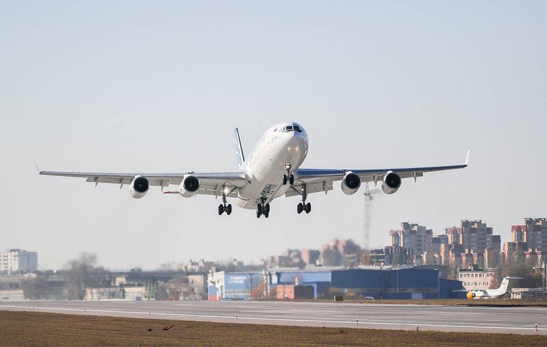 Extra-long Russian Il-96-400M jumbo jet takes off for first flight ...